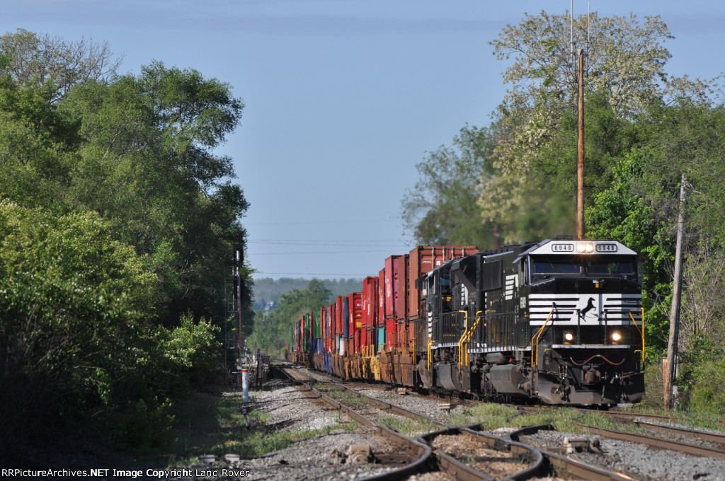 NS 6949 On NS 200 Westbound